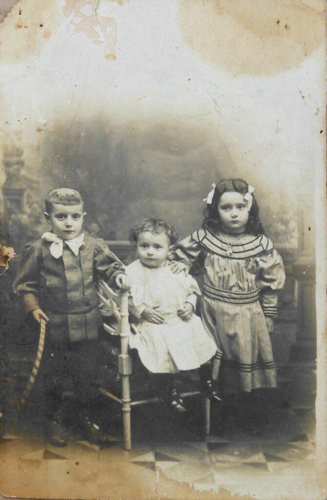 Date Old Photos by Clothing: A 1840–1950 Visual Guide